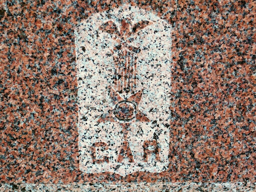 Tombstone Tuesday-GAR Symbol – Karen’s Chatt